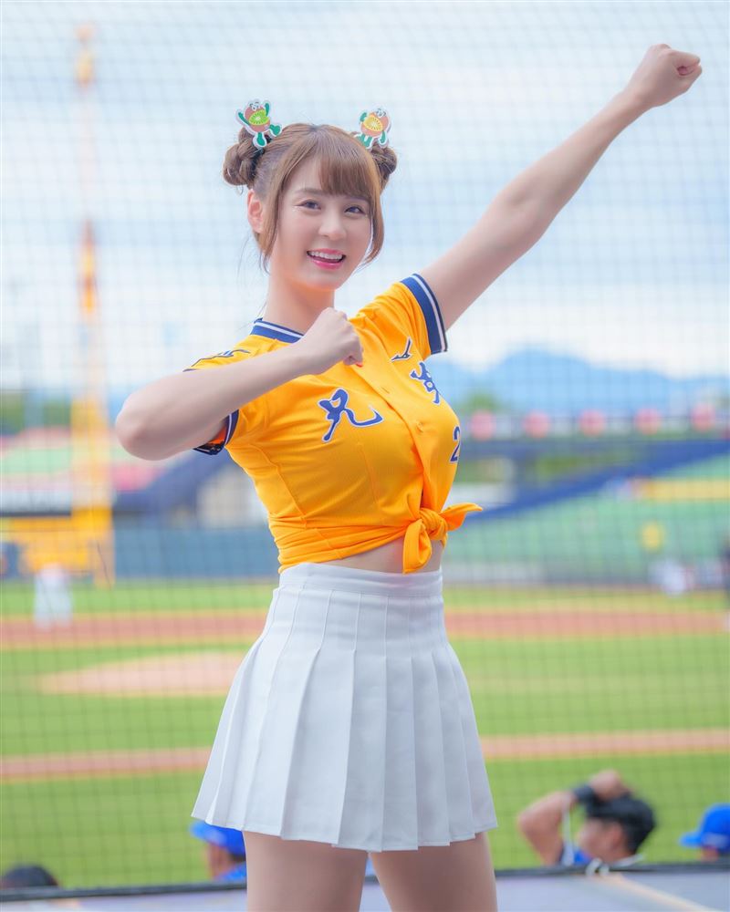 上衣一脫「腋下大片黑」！啦啦隊短今急出面解釋 驚人真相曝光