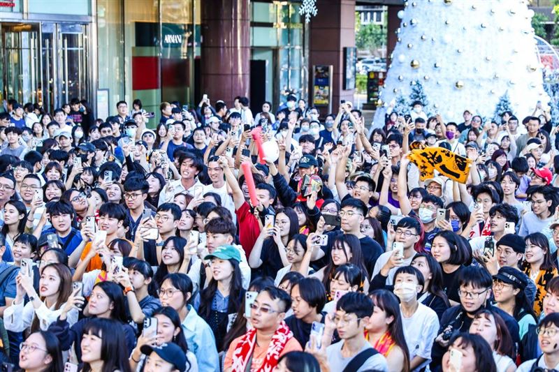 JINS GO巡迴台中市！「芒果醬」現身中港新光 粉絲嗨翻