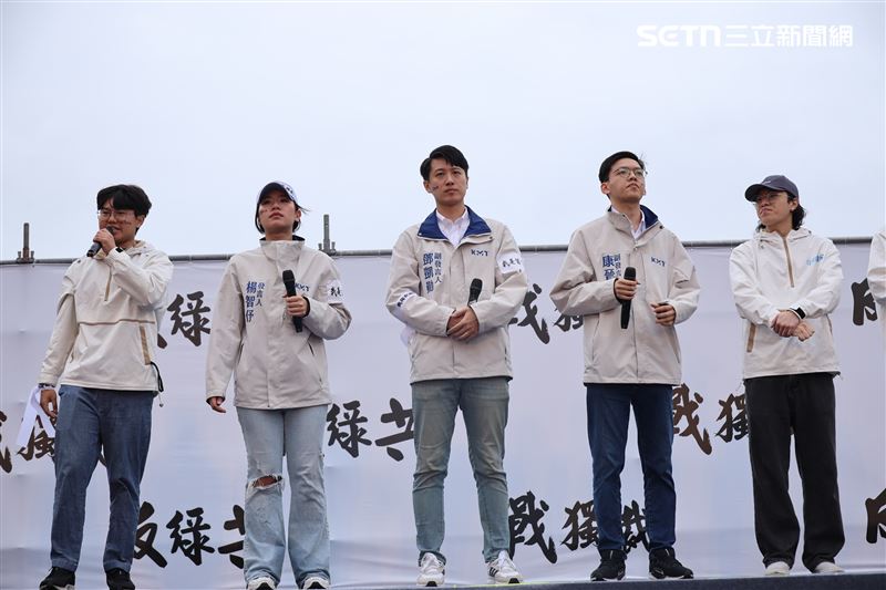 426楊智伃喊只認國旗 網對比「419畫面」批：說戰獨裁結果很獨裁