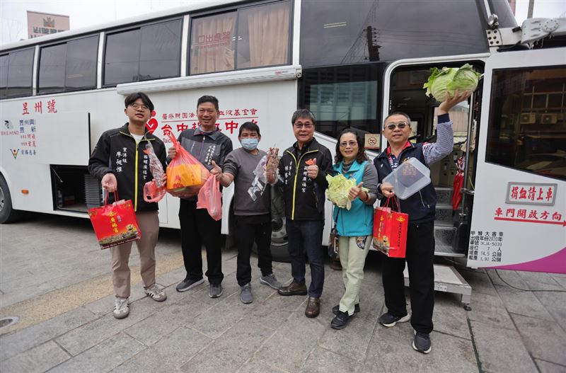 全台鬧血荒！西螺廣福宮超狂 送400隻龍蝦、1000斤高麗菜捐血人潮擠爆