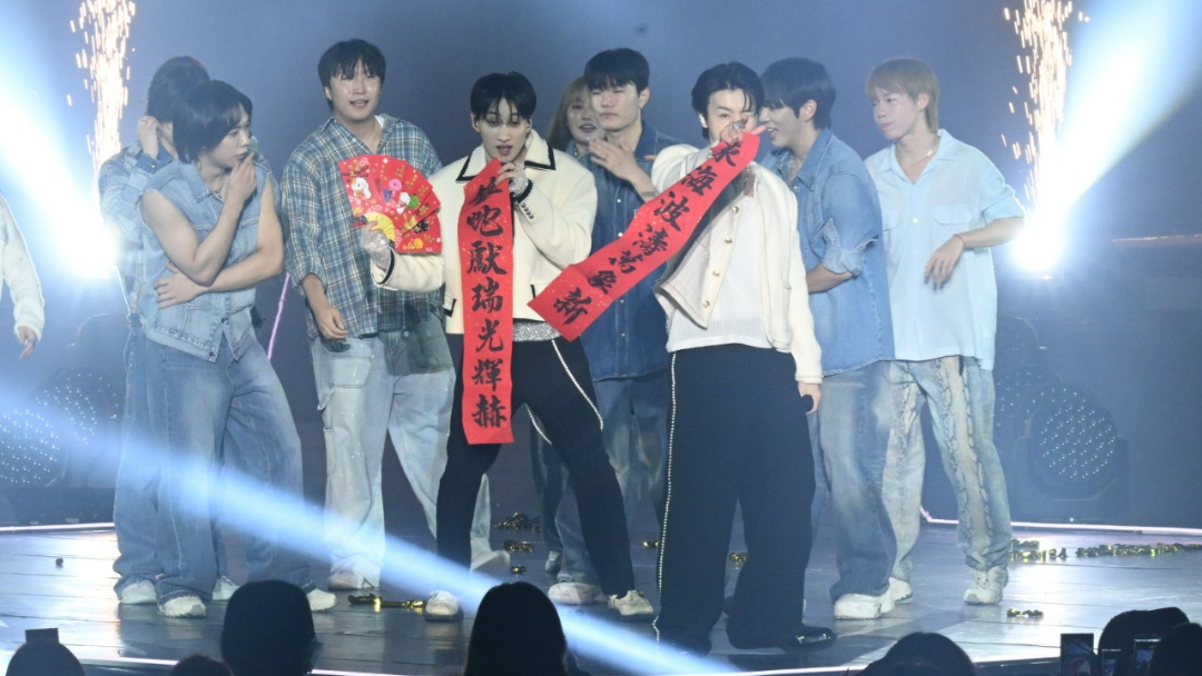 「SJ-D&E」高雄巨蛋舉春聯拜年 銀赫傻眼東海暴雷急搶手機