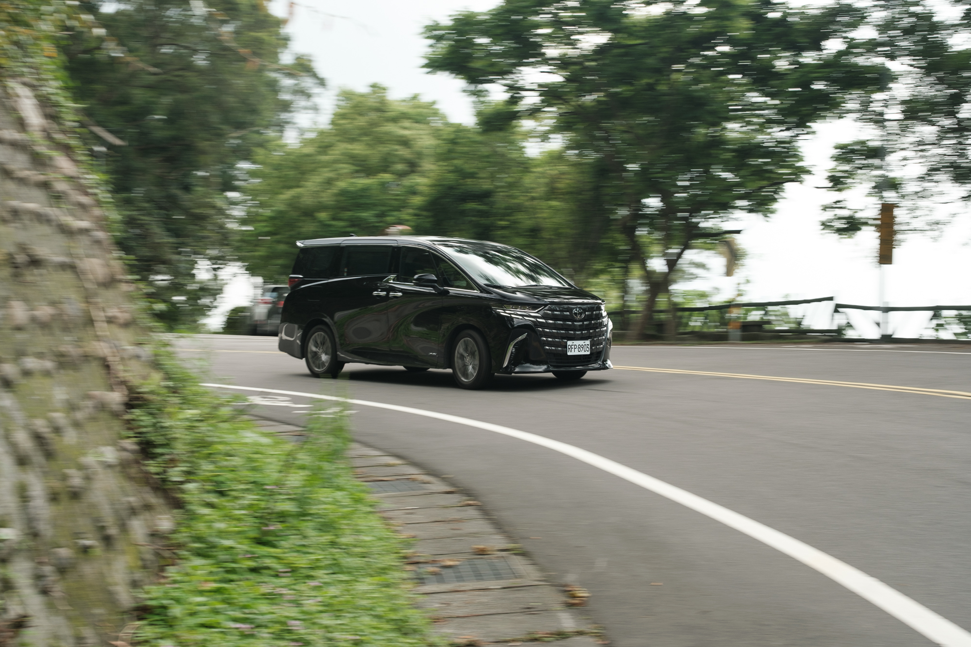 終於亮出王牌的至尊 MPV，2025 Toyota ALPHARD 2.5 PHEV - Yahoo汽車機車