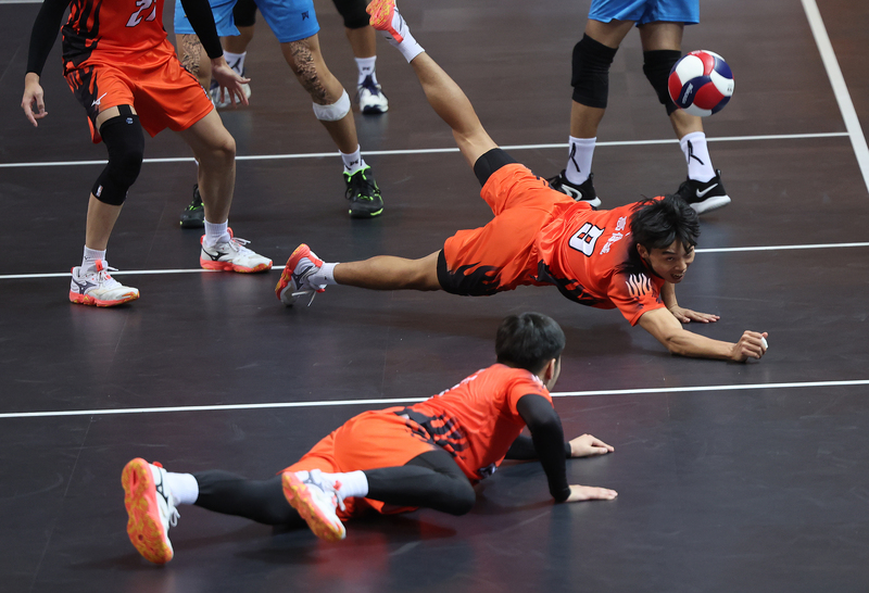 TPVL伊斯特戰天鷹 高偉誠奮力救球 (圖)