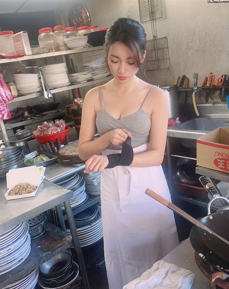 網友推爆！新北炒飯正妹為何爆紅？ 他揭1關鍵因素