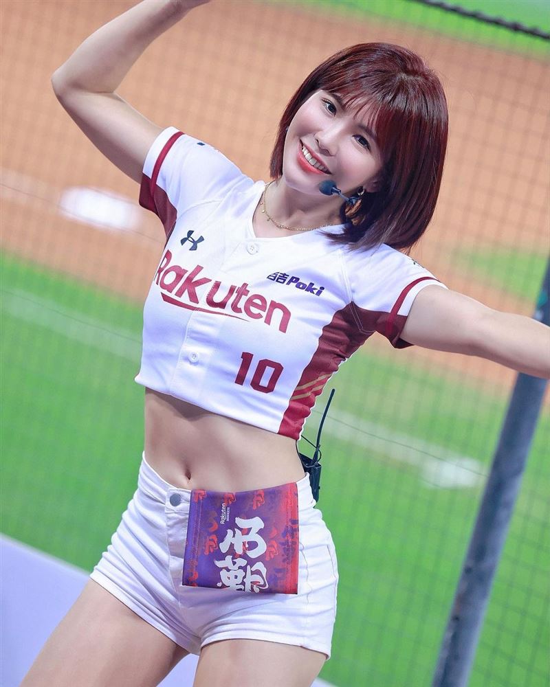 一起瘋世足！壯壯性感撩上衣「露出黑色三角褲？」網看呆：怎麼抵得住